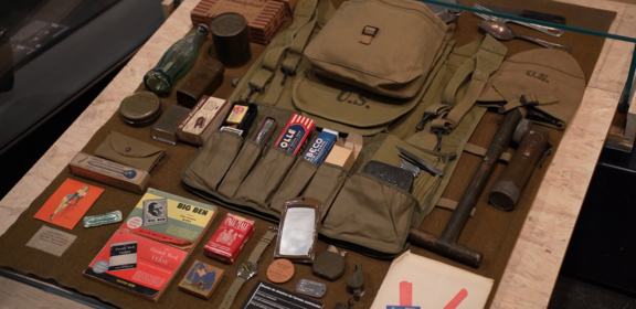 Focus sur le paquetage du soldat américain - 1943 - Musée de l'Armée